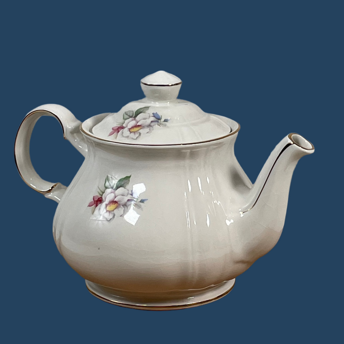 Sadler Teapot – White with Pink Flowers – Vintage English Teapot – Mad – Éco-Dépôt Montréal