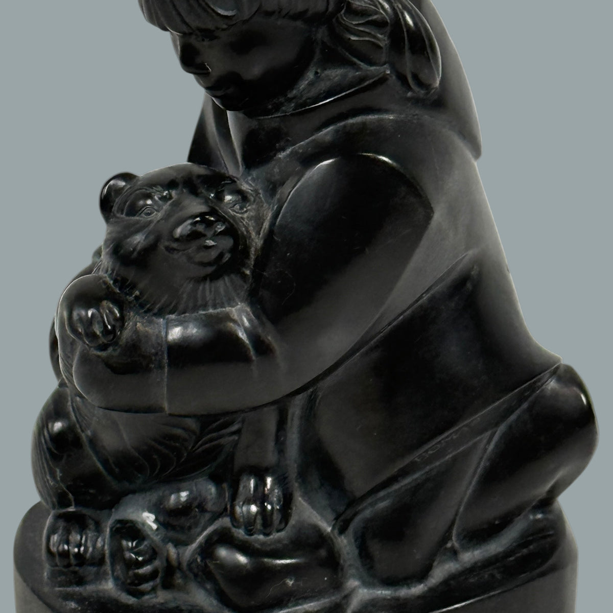 BOMA Canada – Sculpture en stéatite de style inuit McPhee « Garçon ave ...