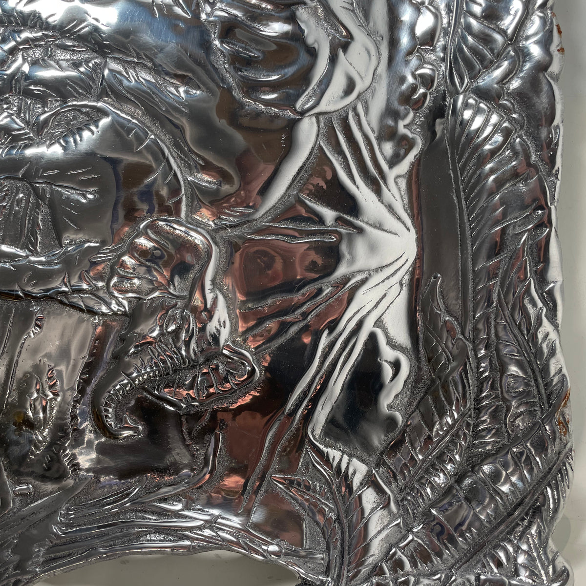 Arthur Court Safari Tray – Embossed Aluminum Elephants – Éco-Dépôt Montréal