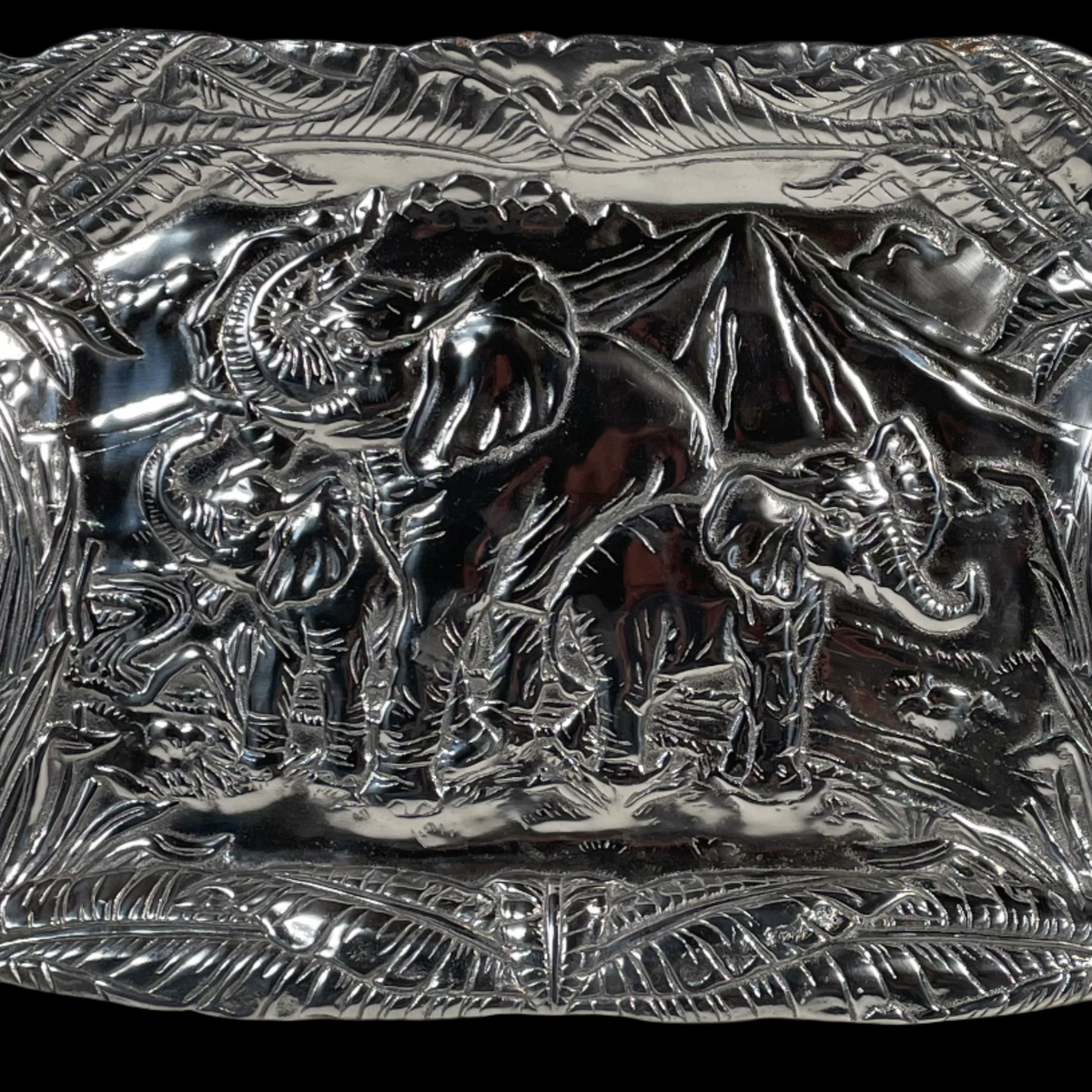 Arthur Court Safari Tray – Embossed Aluminum Elephants – Éco-Dépôt Montréal